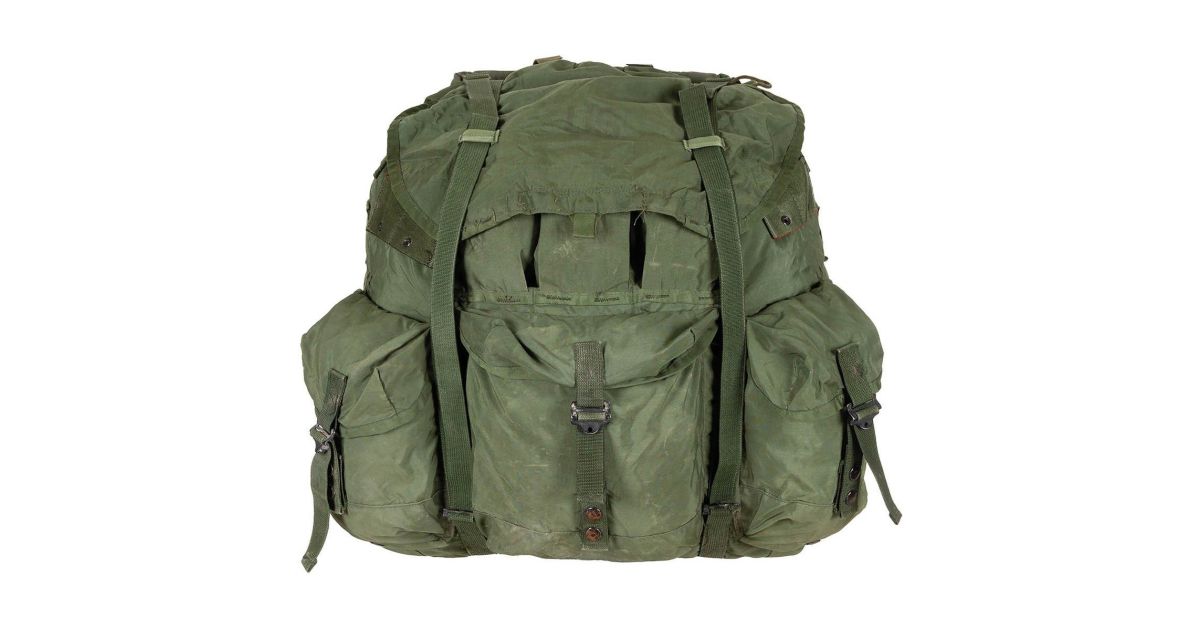 US Alice Pack hátizsák – nagy fő rekesz, 6 külső zseb, 55×54×42 cm